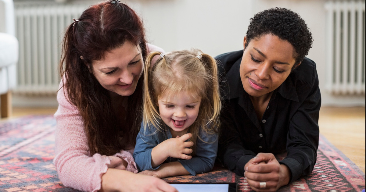 Drygt 4 000 barn kan gratulera två mammor på mors dag